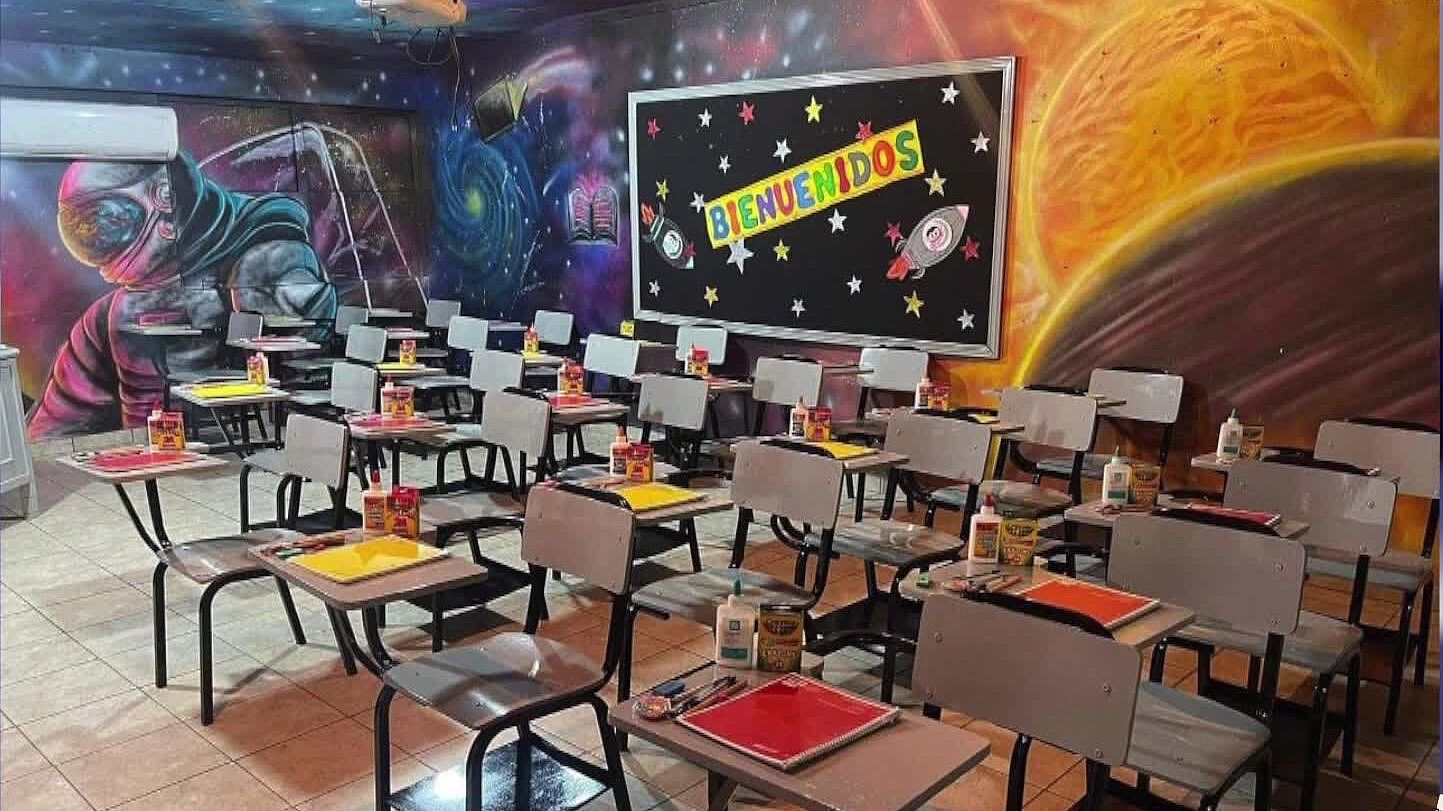 Profesor Transforma Salón de Clases en el Espacio Exterior | N+