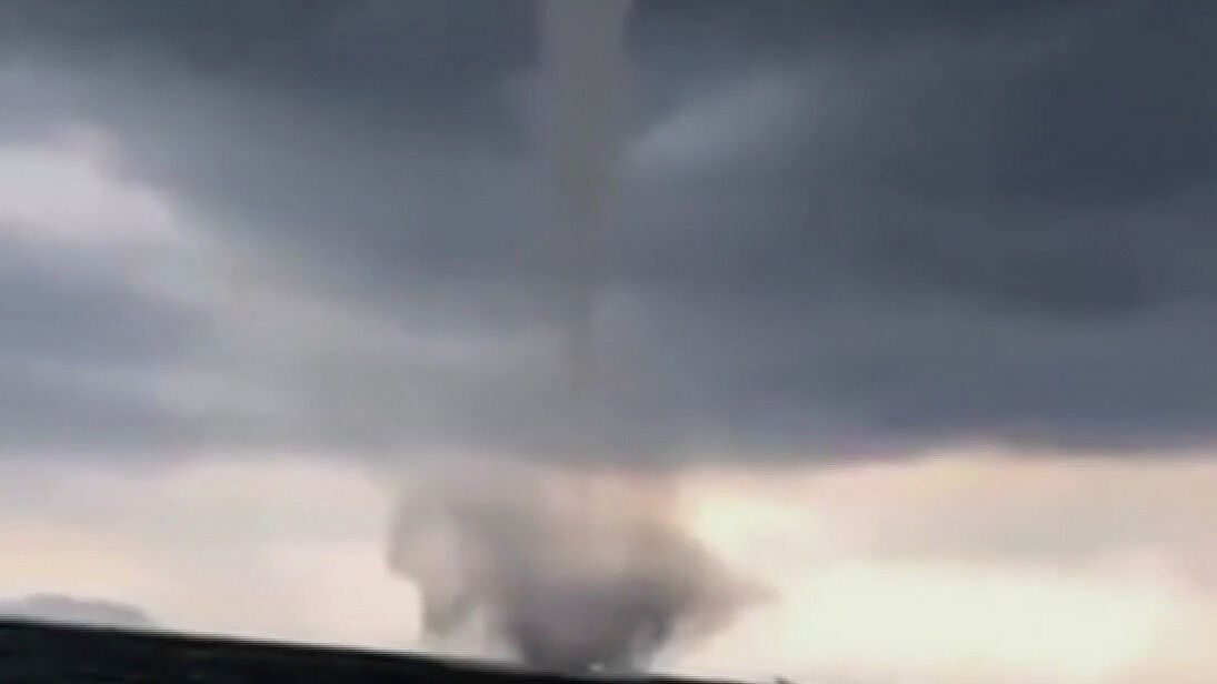 Tromba Marina Sorprende a Turistas en Malecón de Manzanillo | N+