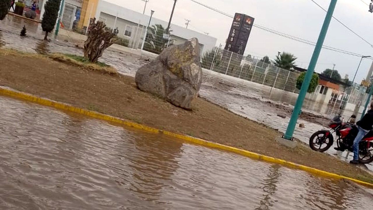 Chalco Bajo el Agua, se Desborda Canal y Colapsan Vialidades | N+