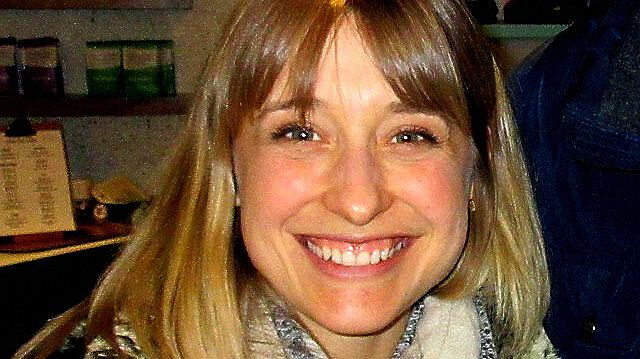 Actriz Allison Mack Sale de Prisión tras Condena por Caso NXIVM | N+