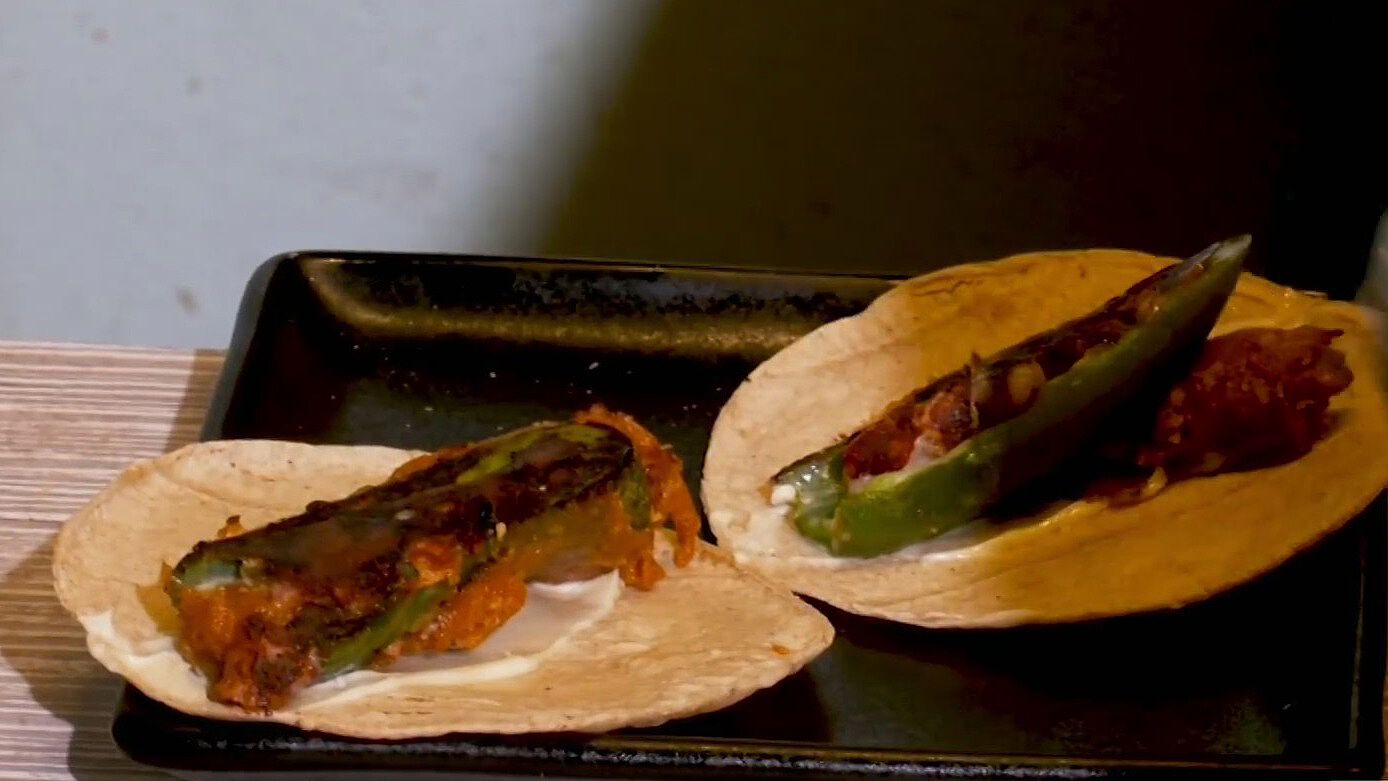 Aprende a Cocinar Ricos Chiles Rellenos de Camarón, Llamados ‘Toritos’ | N+
